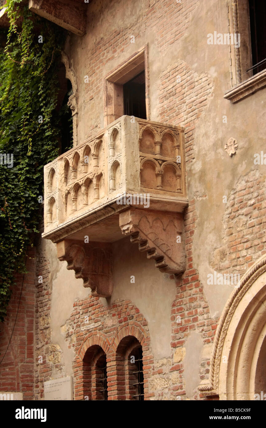The famous balcony of Juliet at Villa Capuleti in Verona Italy Stock ...