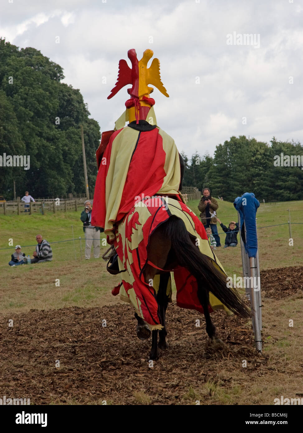 Medieval knight horse back hi-res stock photography and images - Alamy