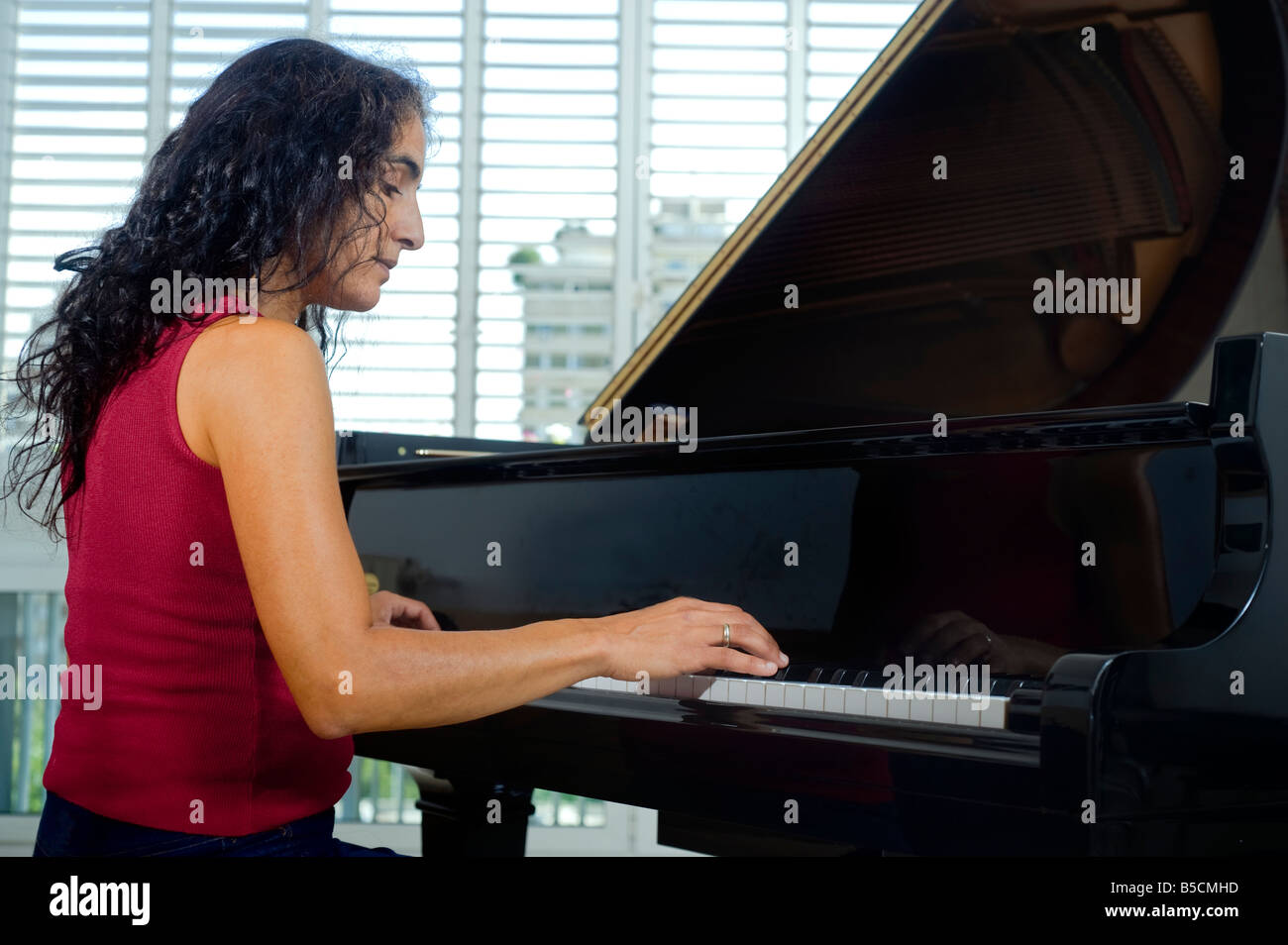women pianist playing on a grand piano Stock Photo - Alamy