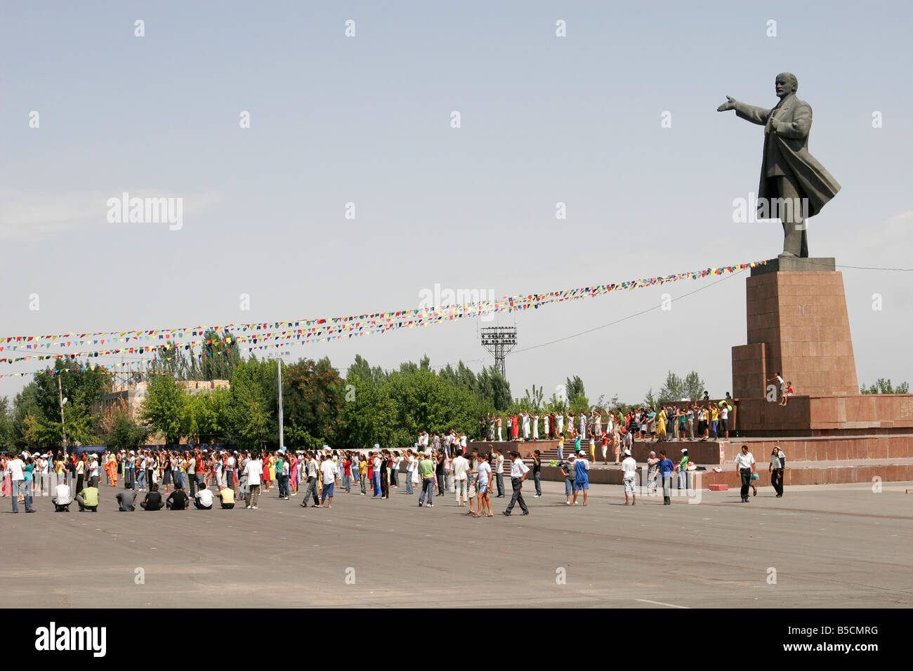 Statue of Lenin on the square in Osh, Kyrgyzstan Stock Photo - Alamy