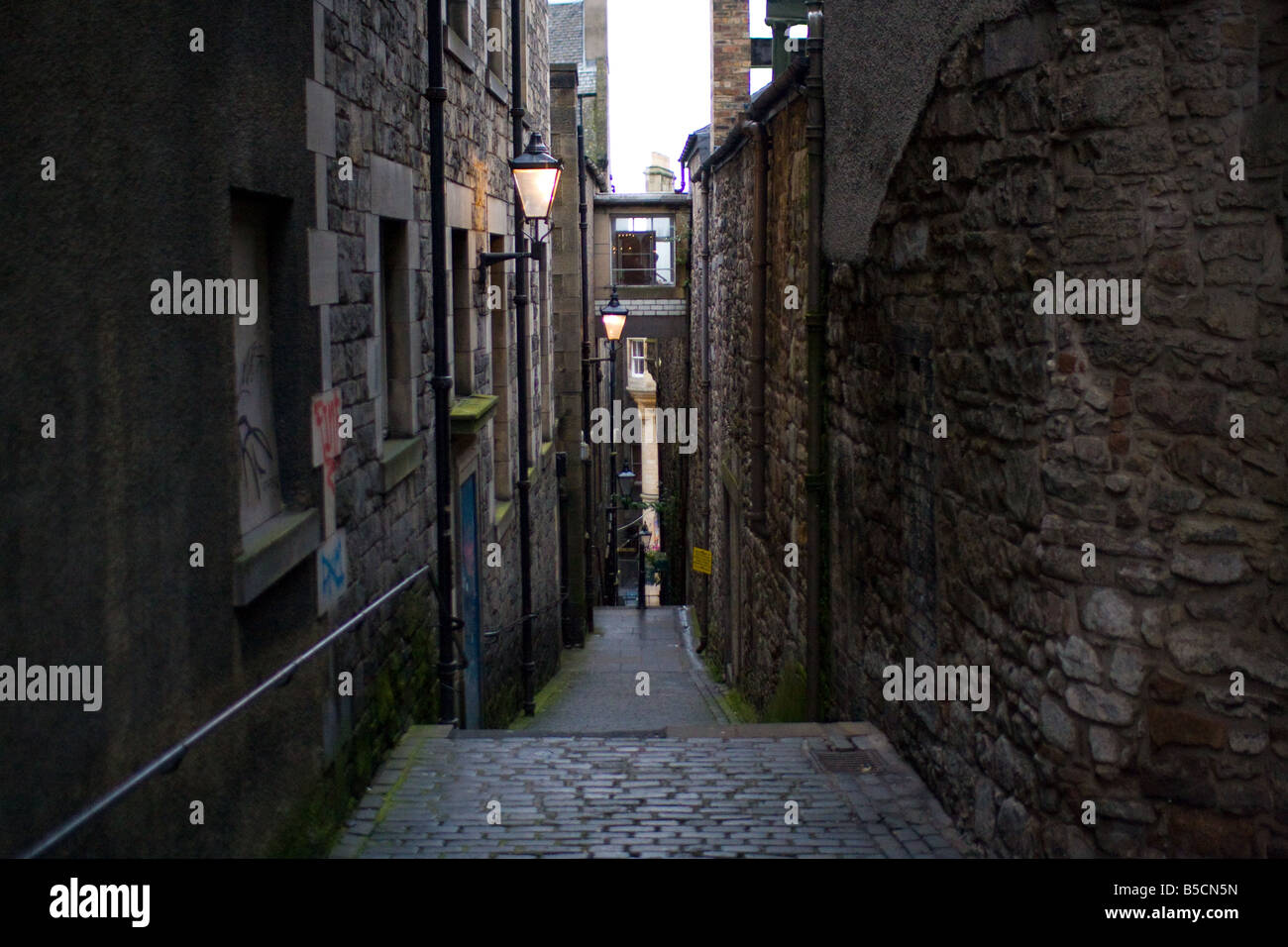 A narrow street off the Royal Mile in Edinburgh in Scotland Stock Photo ...