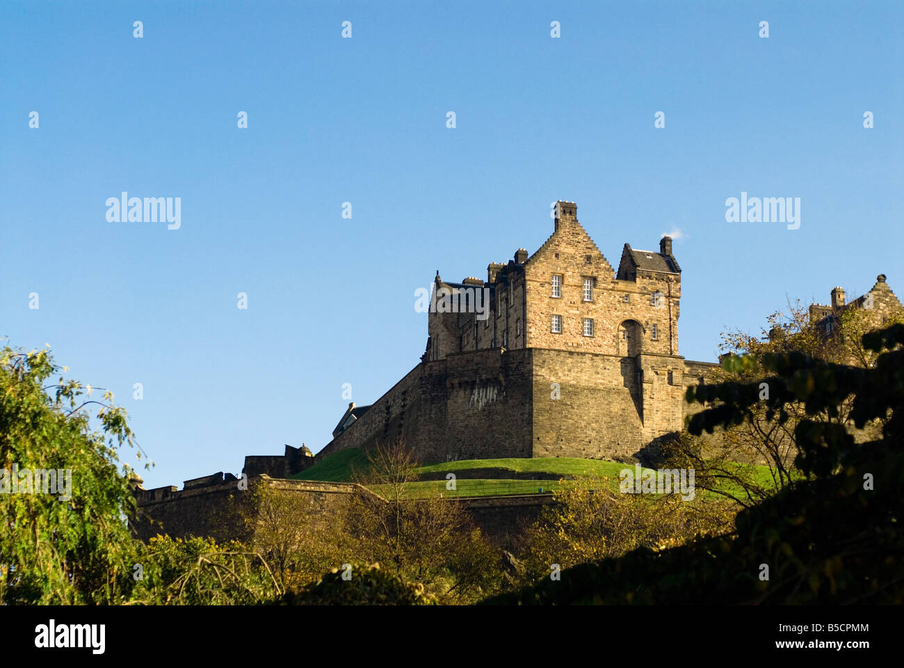 Shadow edinburgh castle hi-res stock photography and images - Alamy