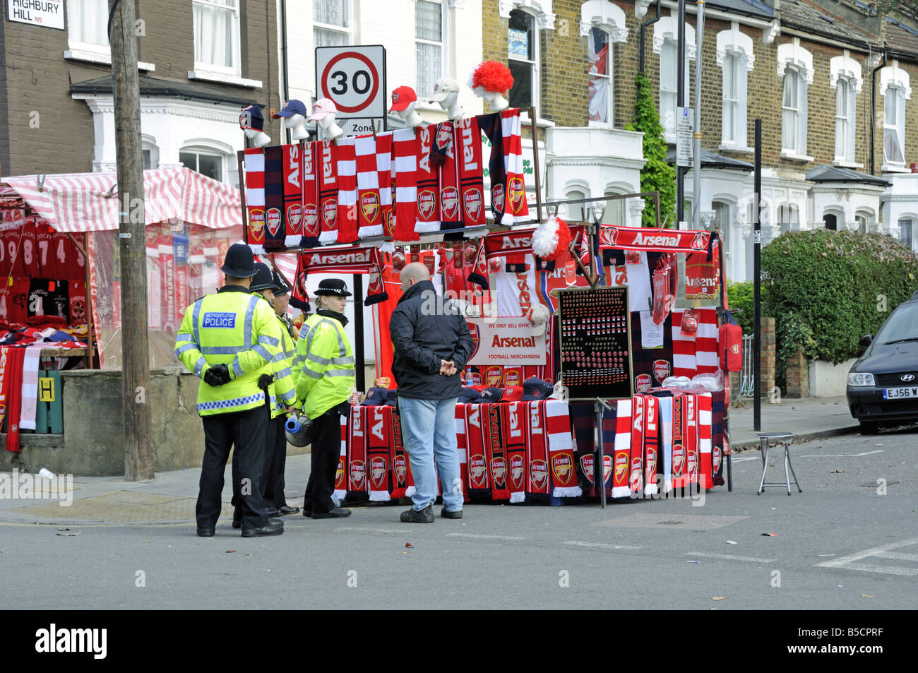 Police officers talking uk hi-res stock photography and images - Alamy