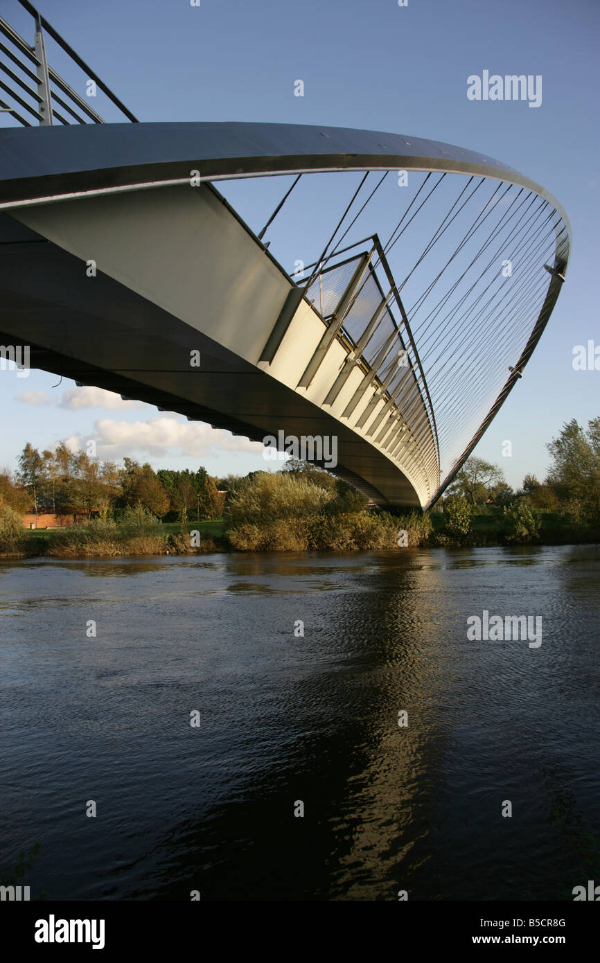 York millennium bridge over river hi-res stock photography and images ...