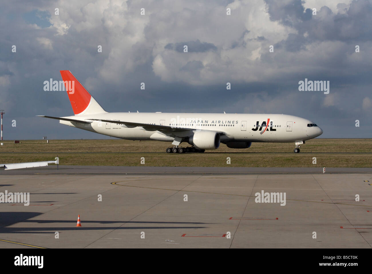 Japan Airlines Boeing 777-200ER on arrival at Paris Charles de Gaulle Airport Stock Photo - Alamy