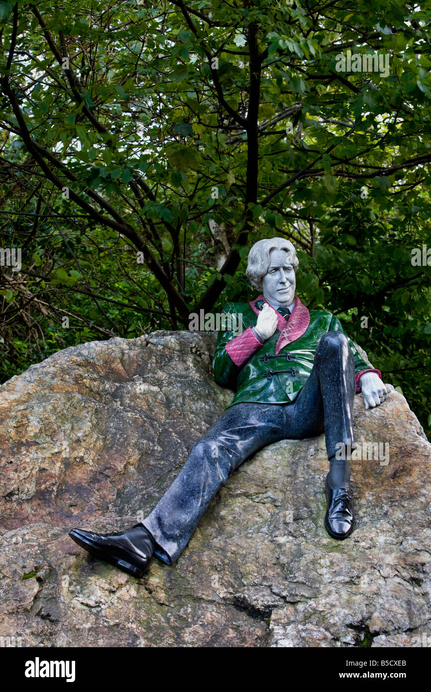 Oscar wilde statue hi-res stock photography and images - Alamy