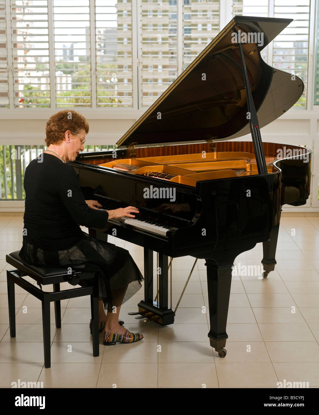Senior women playing piano hi-res stock photography and images - Alamy