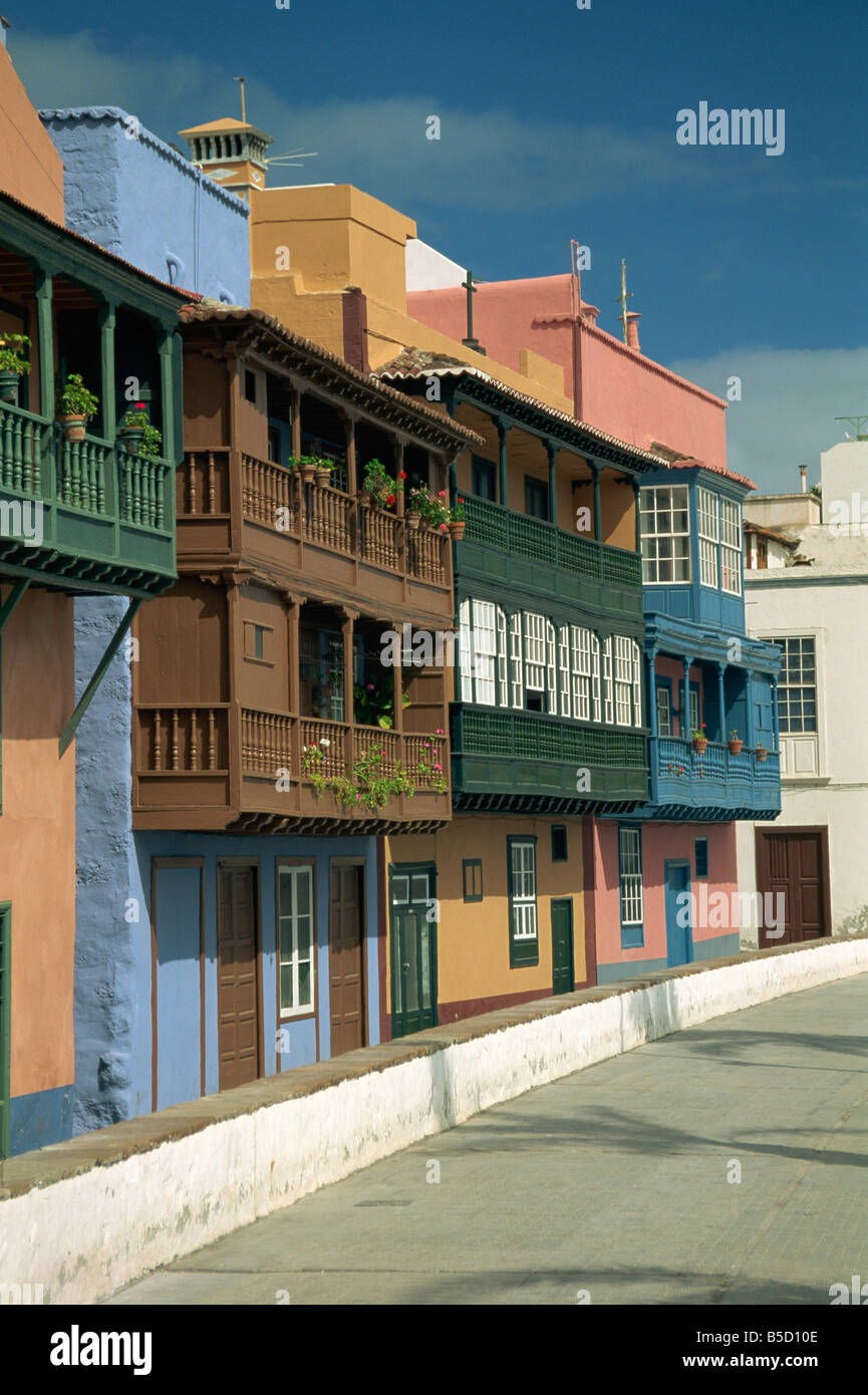 Overhanging houses hi-res stock photography and images - Alamy