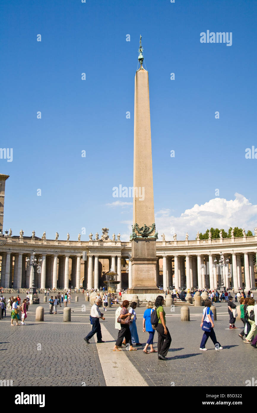 Obelisk and tourists in Saint Peter’s Square, Piazza San Pietro ...