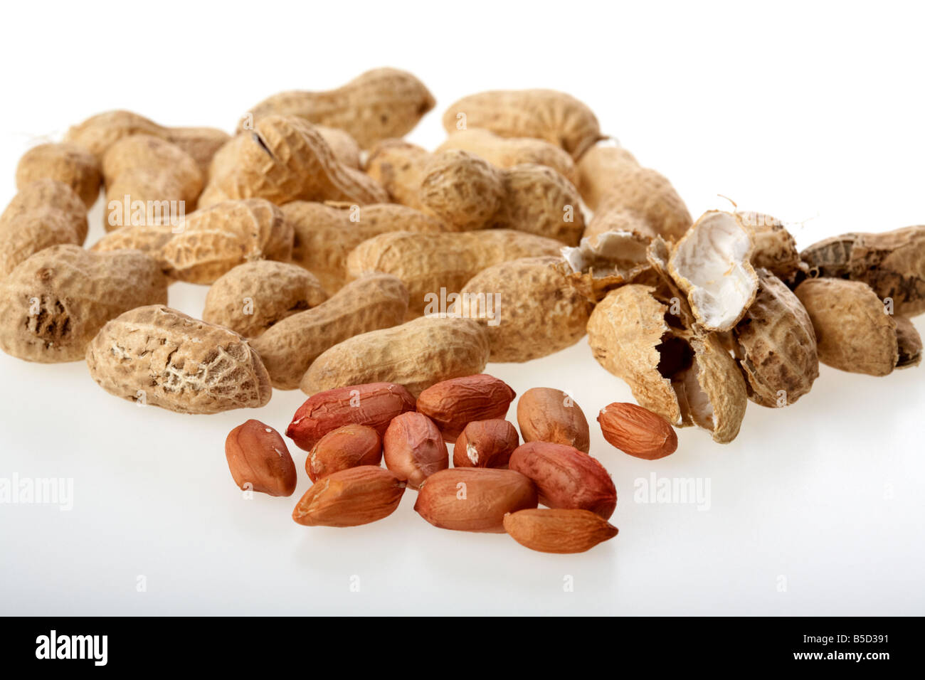pile of peanuts in their shells and some shelled nuts Stock Photo - Alamy