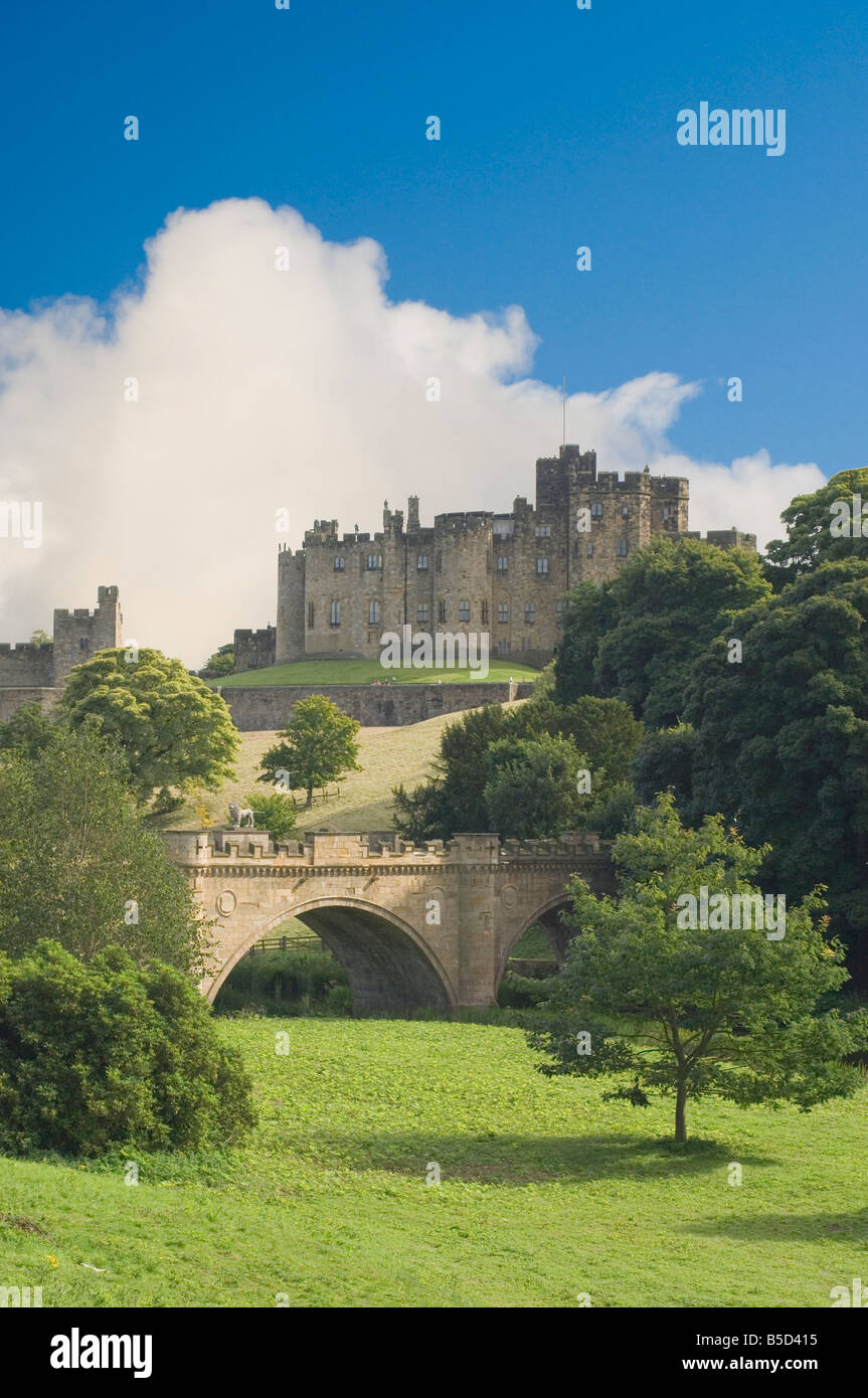 Alnwick Castle and Lion Bridge, Alnwick, Northumbria, England, Europe ...