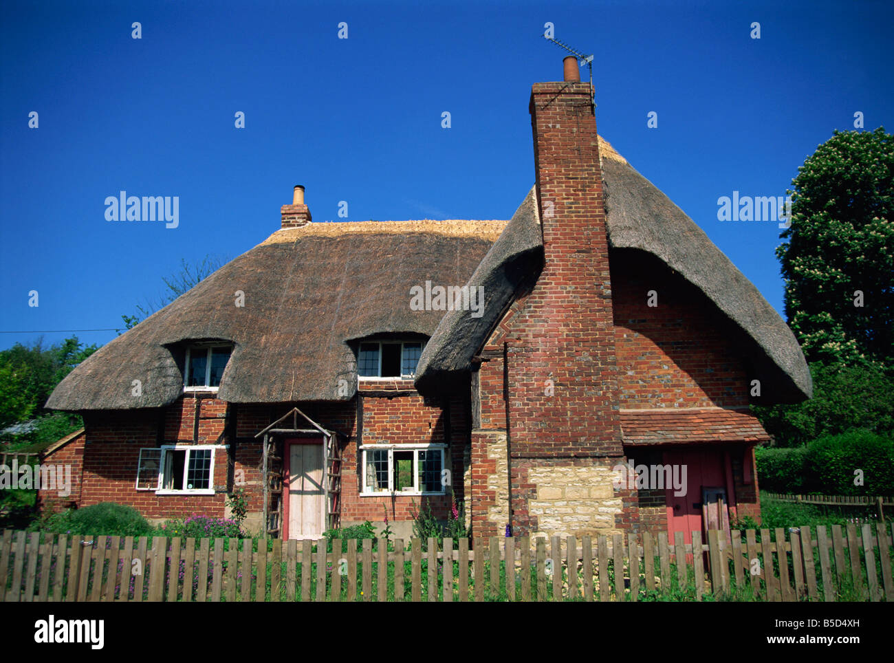 Thatched cottage at Clifton Hampden in Oxfordshire England N Boyd Stock ...