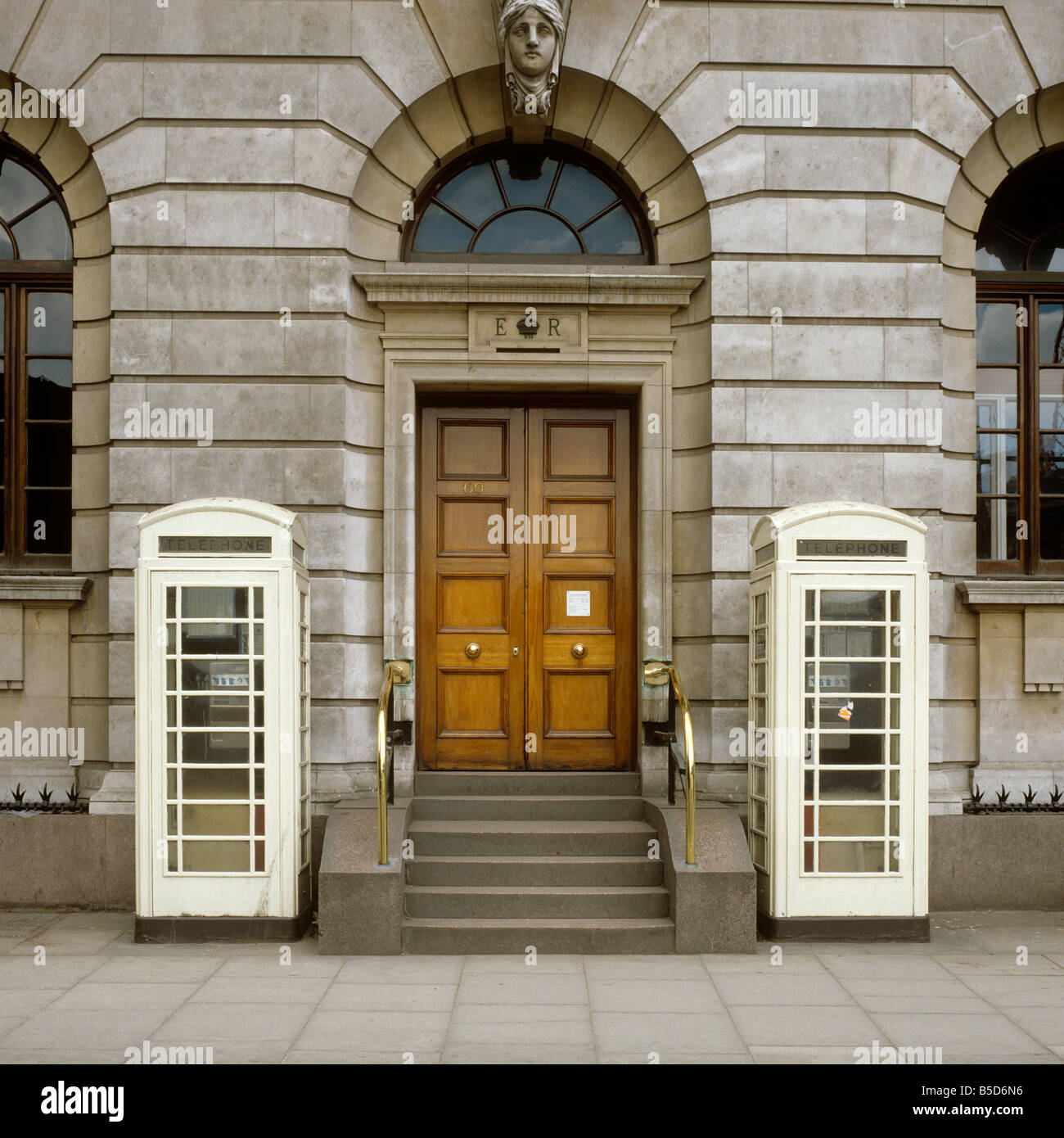 Hull cream telephone box hi-res stock photography and images - Alamy