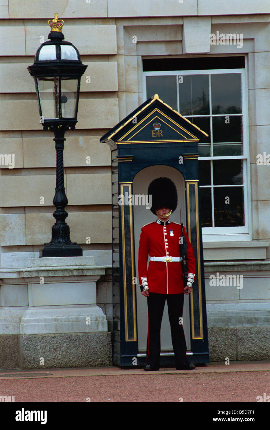 Guard at Buckingham Palace London England UK K Collins Stock Photo - Alamy
