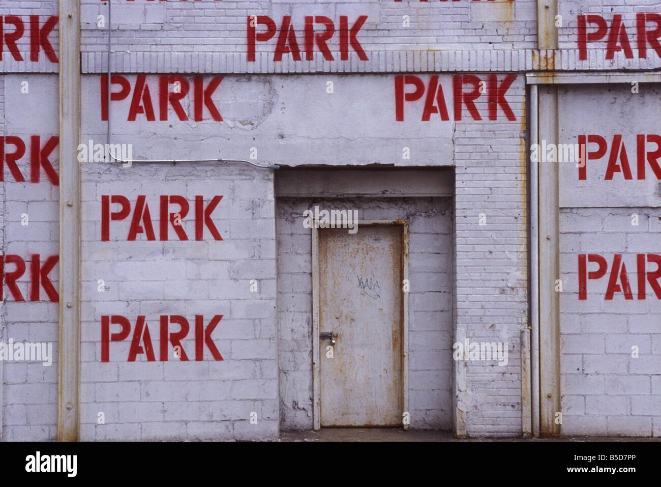 park sign on building Stock Photo - Alamy