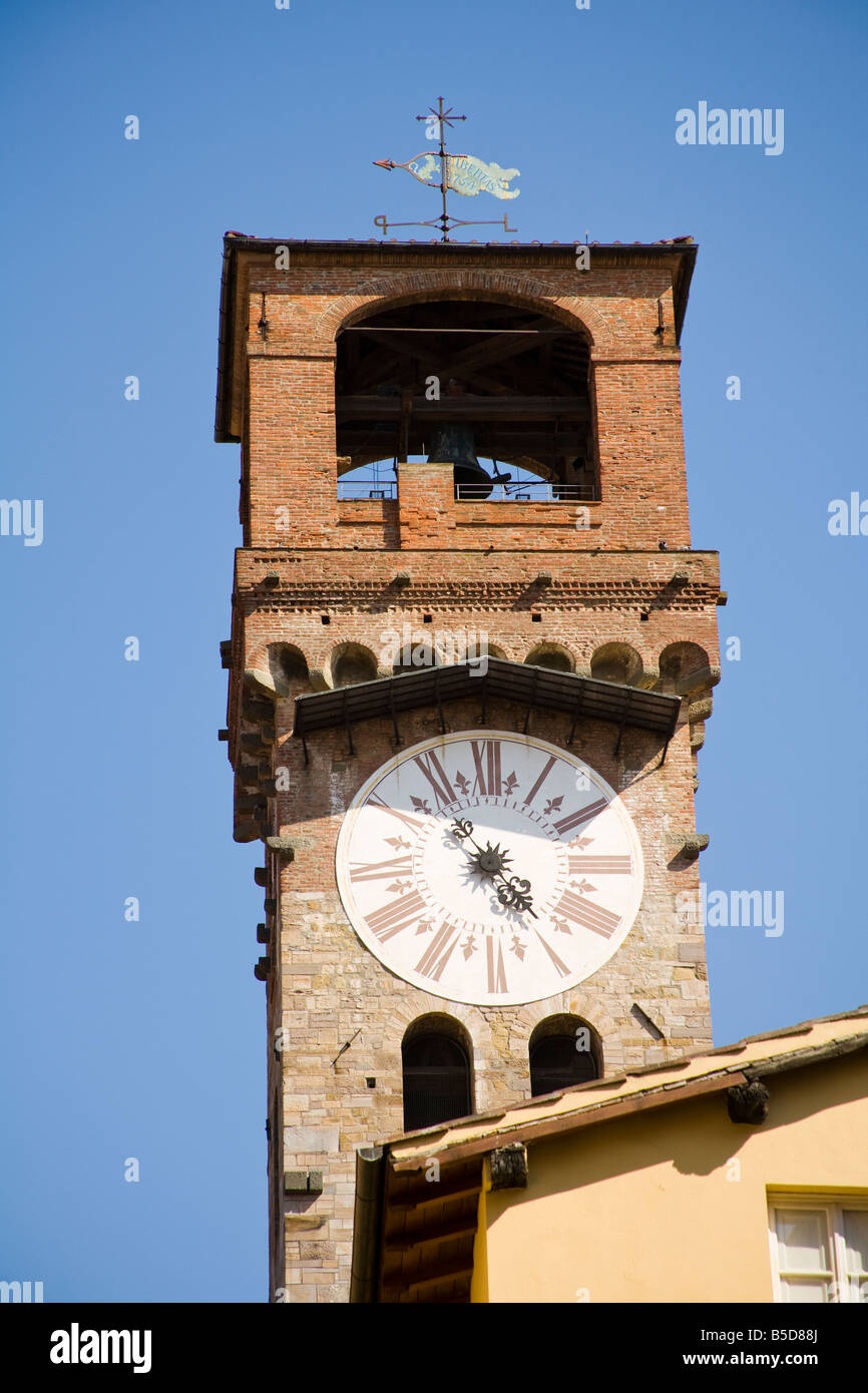 Torre Civica delle Ore, clock tower, Via Fillungo, Lucca, Tuscany ...
