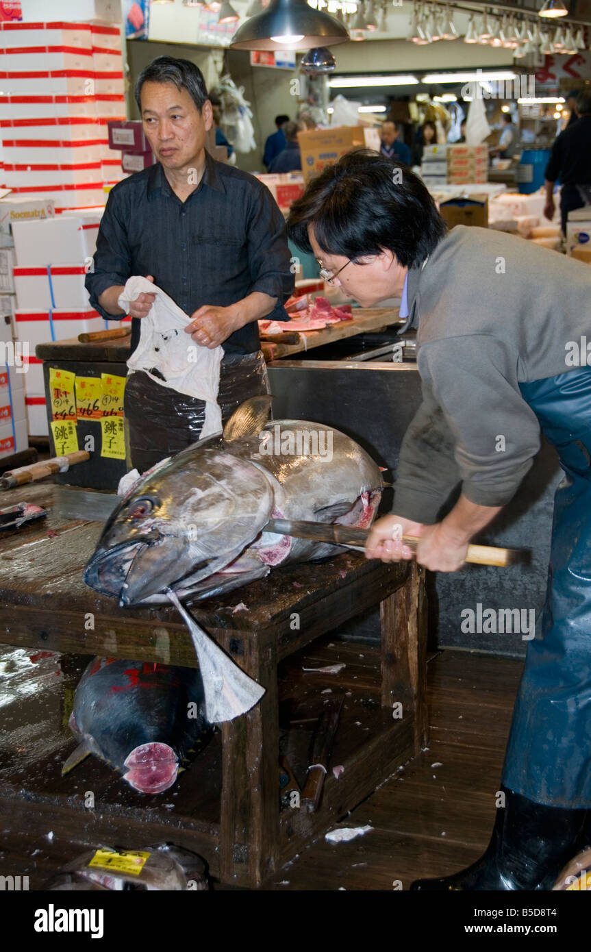 Men cleaning a tuna in Tsukiji Fish Market, Tokyo, Japan Stock Photo ...