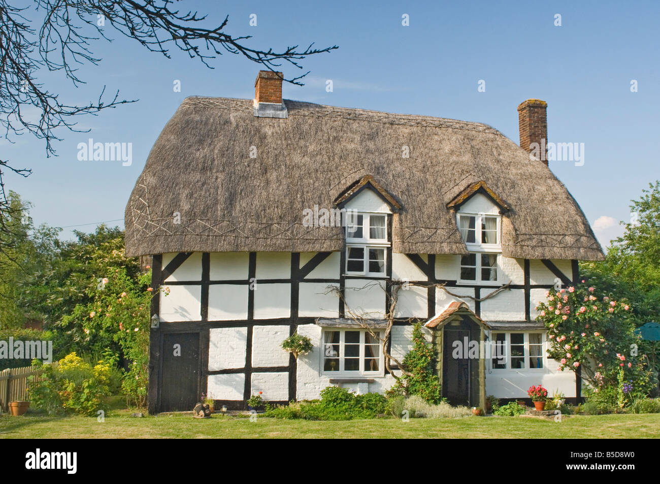 Black timber cottage hi-res stock photography and images - Alamy