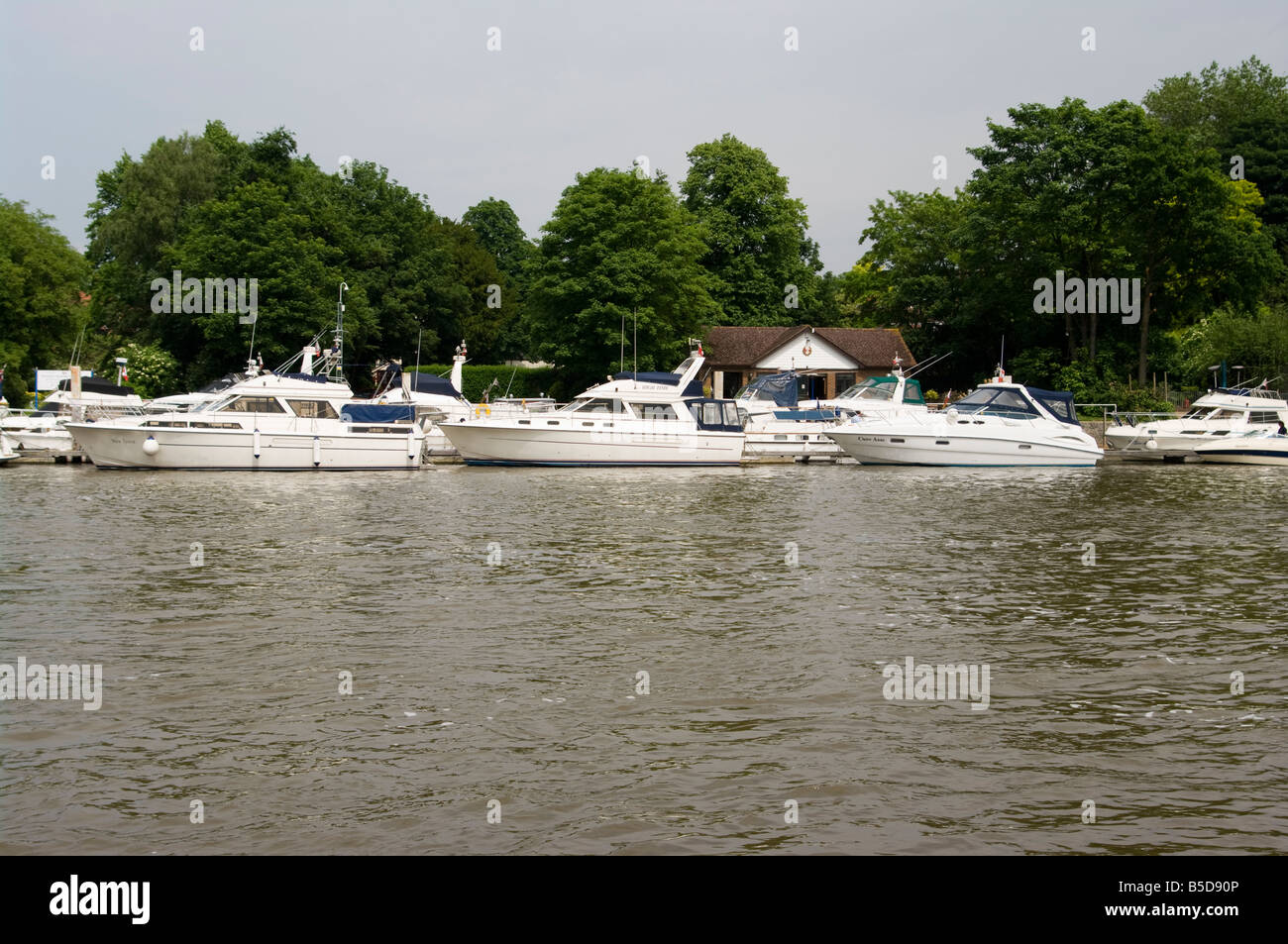 Boating on the thames hi-res stock photography and images - Alamy