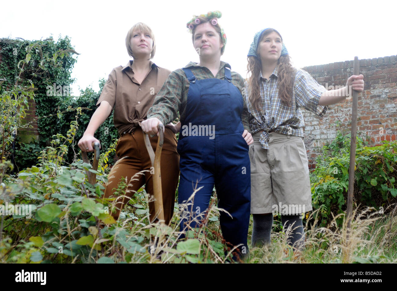 Womens land army hi-res stock photography and images - Alamy