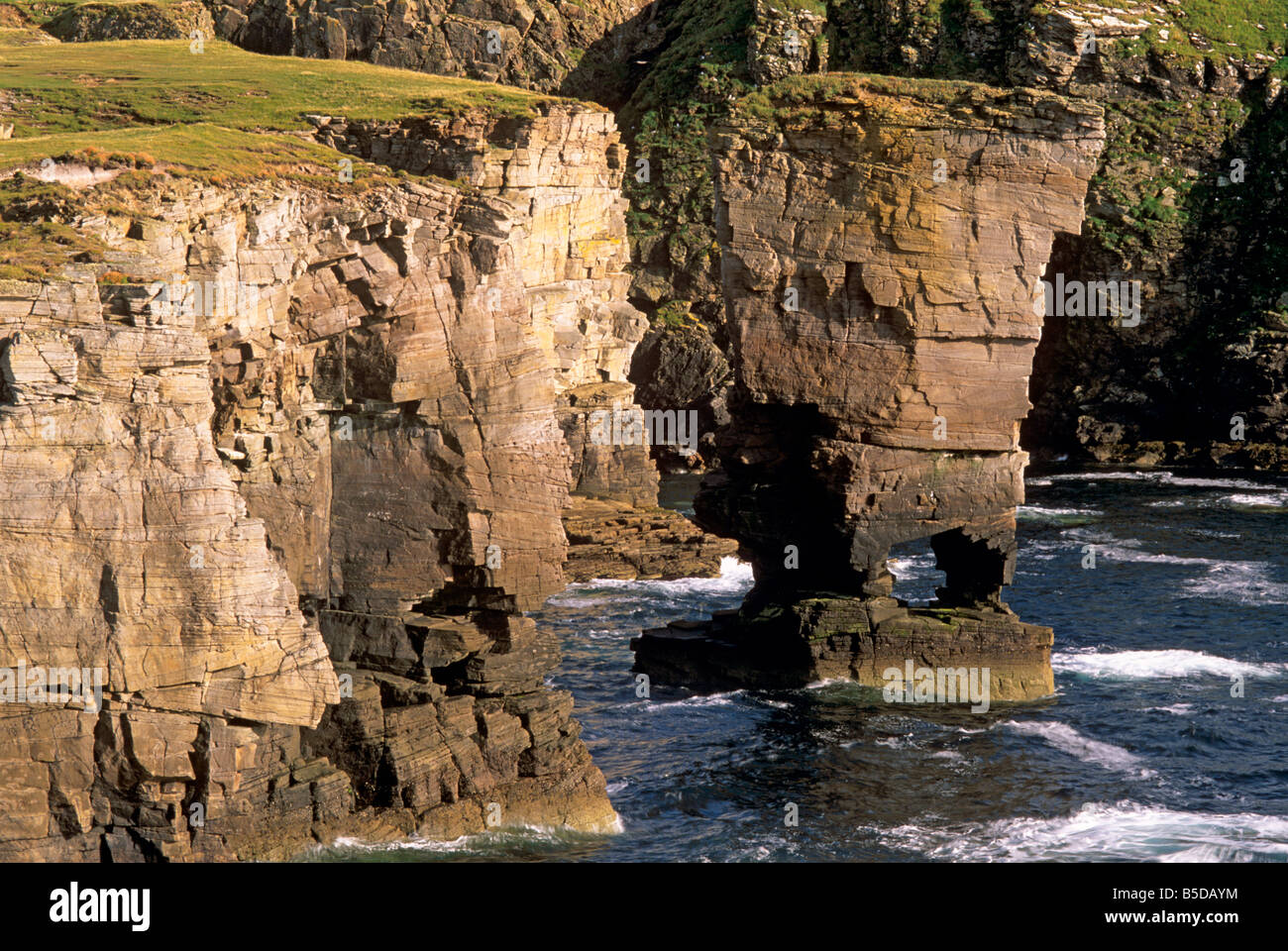 Yesnaby castle sea stack rock hi-res stock photography and images - Alamy