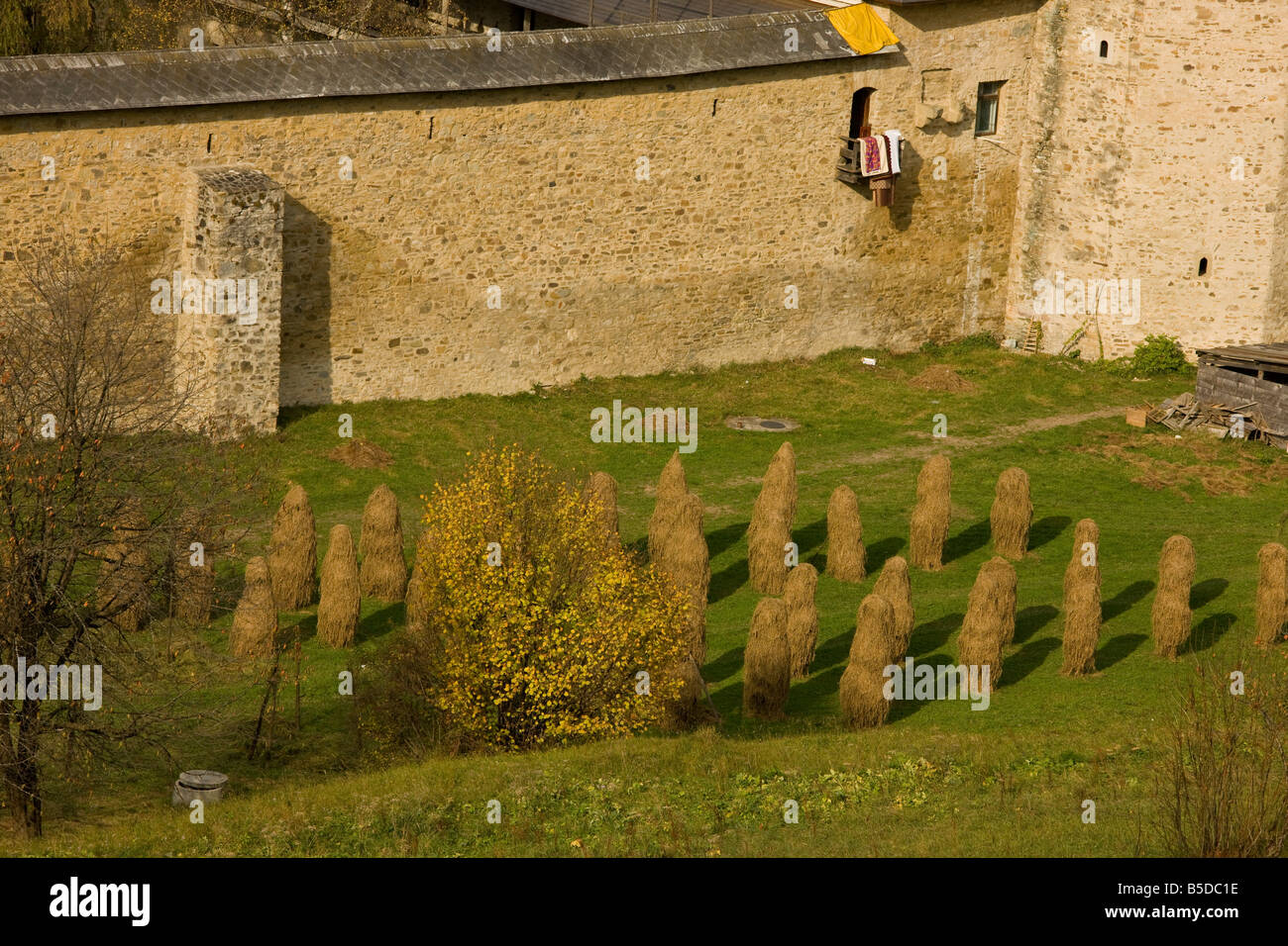 Building stooks hi-res stock photography and images - Alamy