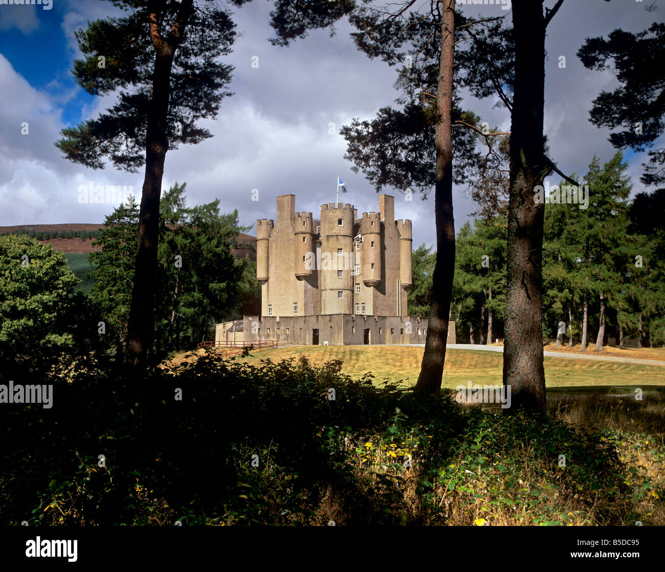 Braemar castle hi-res stock photography and images - Alamy