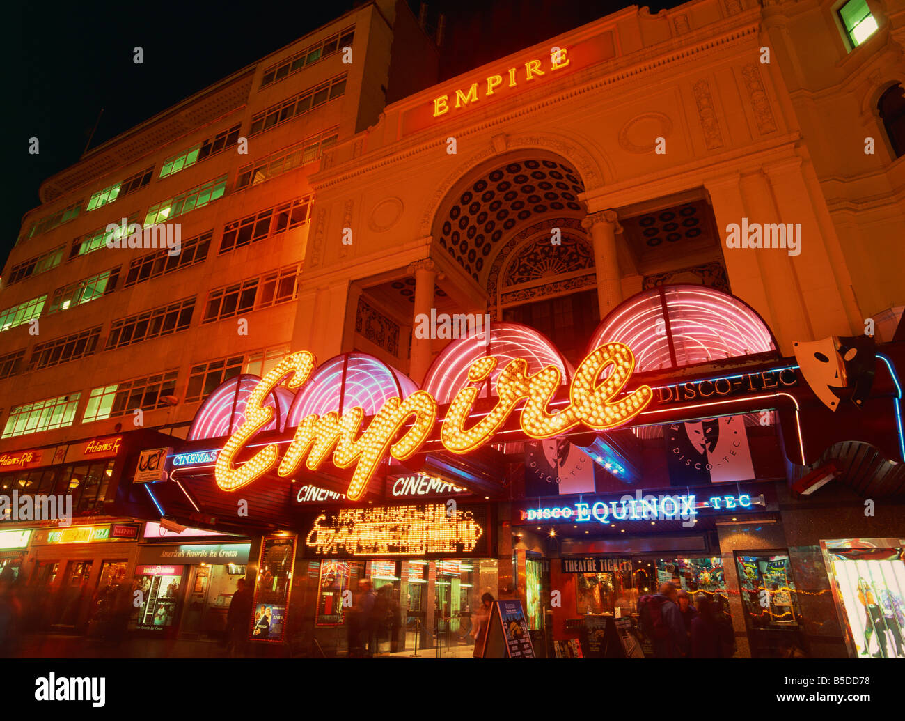 London cinema screen outdoors hi-res stock photography and images - Alamy