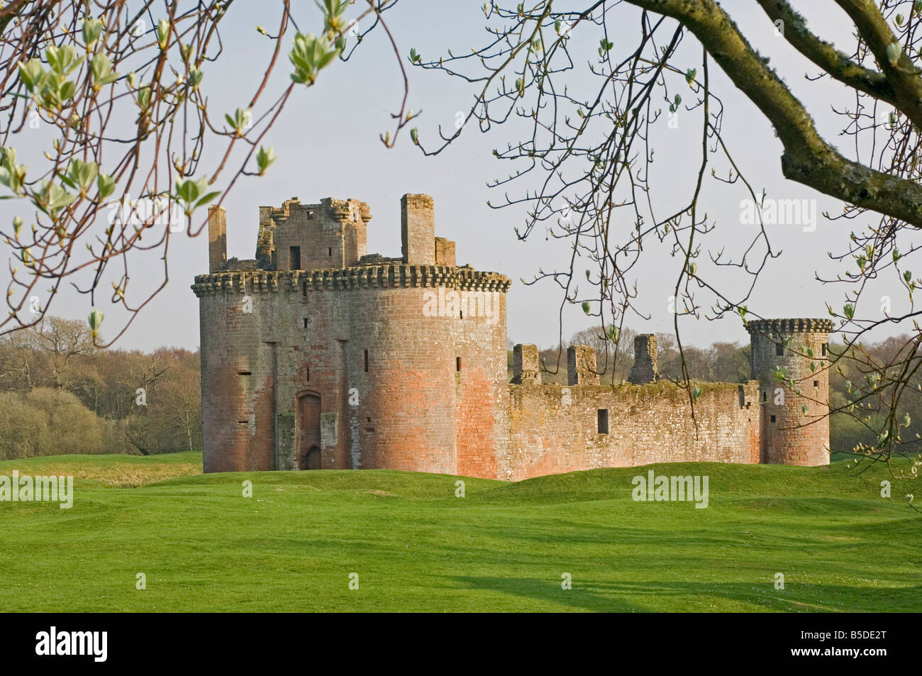 Medieval moated castle hi-res stock photography and images - Alamy