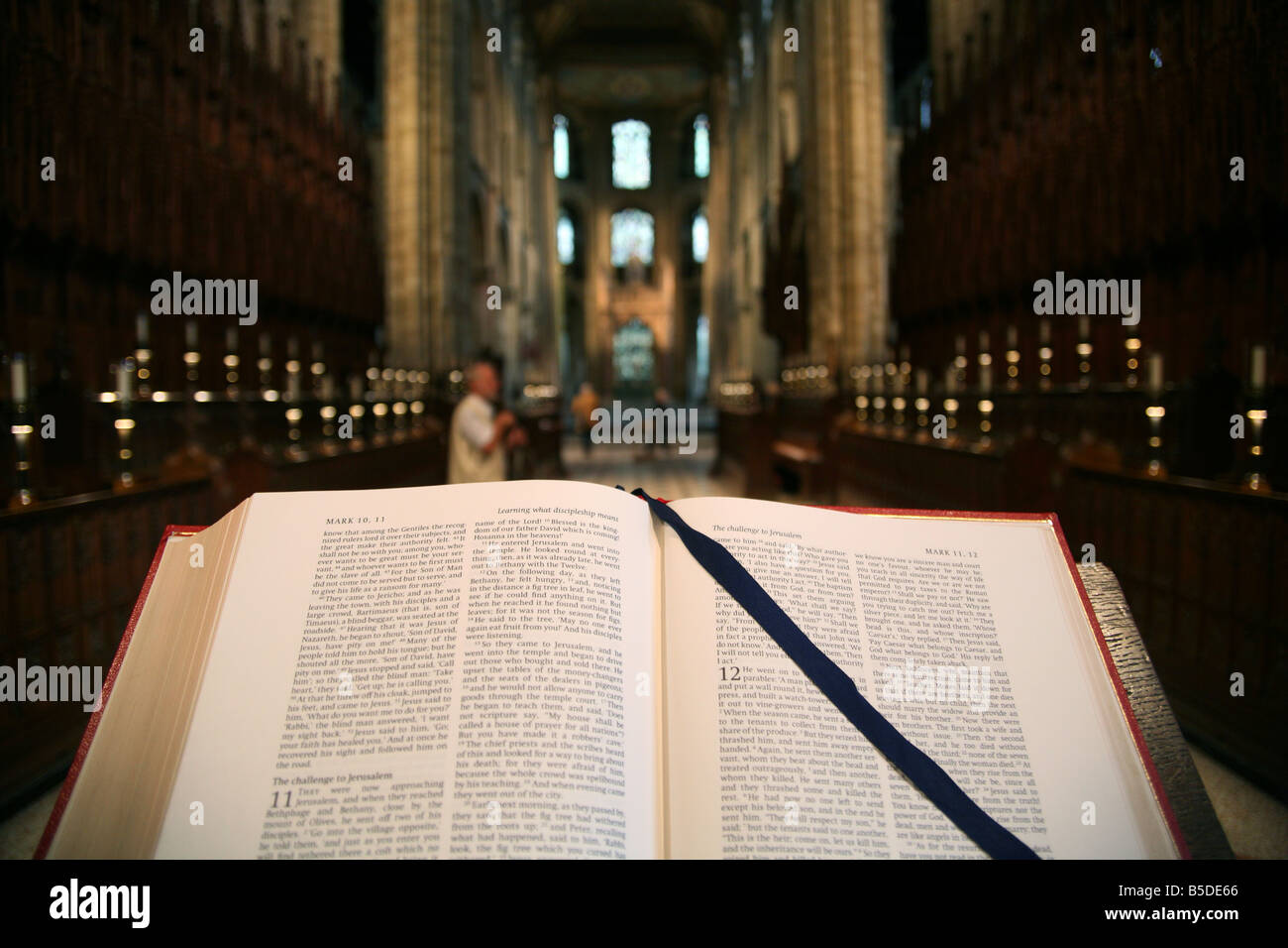 Lectern and bible hi-res stock photography and images - Alamy
