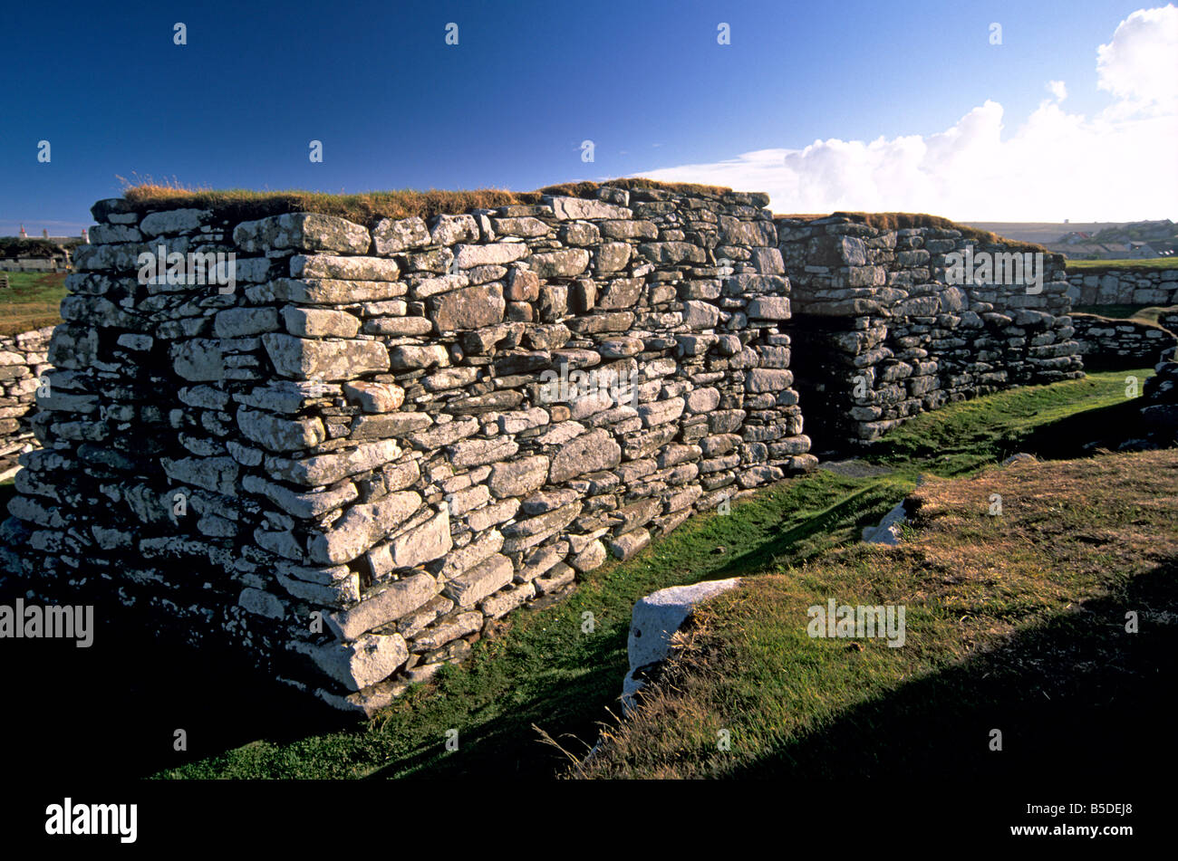 The blockhouse guarding the entrance, Clickhimin broch (fortified tower ...