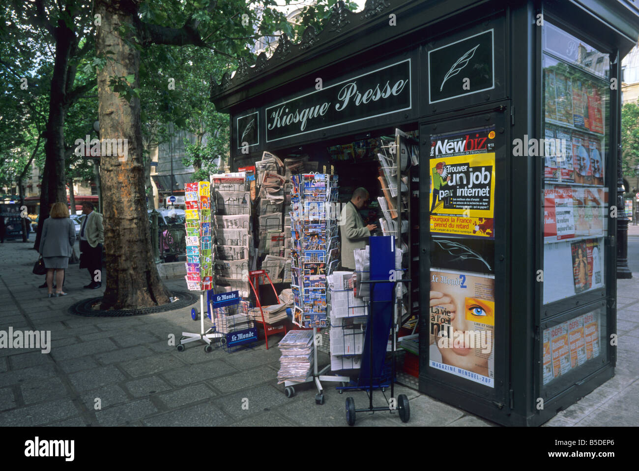 News stand france hi-res stock photography and images - Alamy