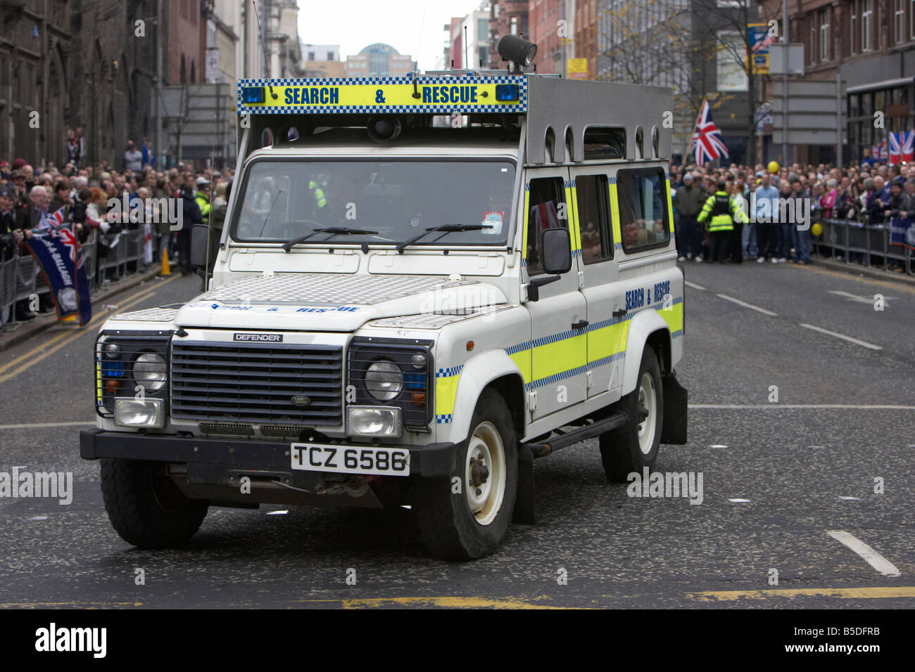 PSNI Police Service of Northern Ireland search and rescue landrover ...