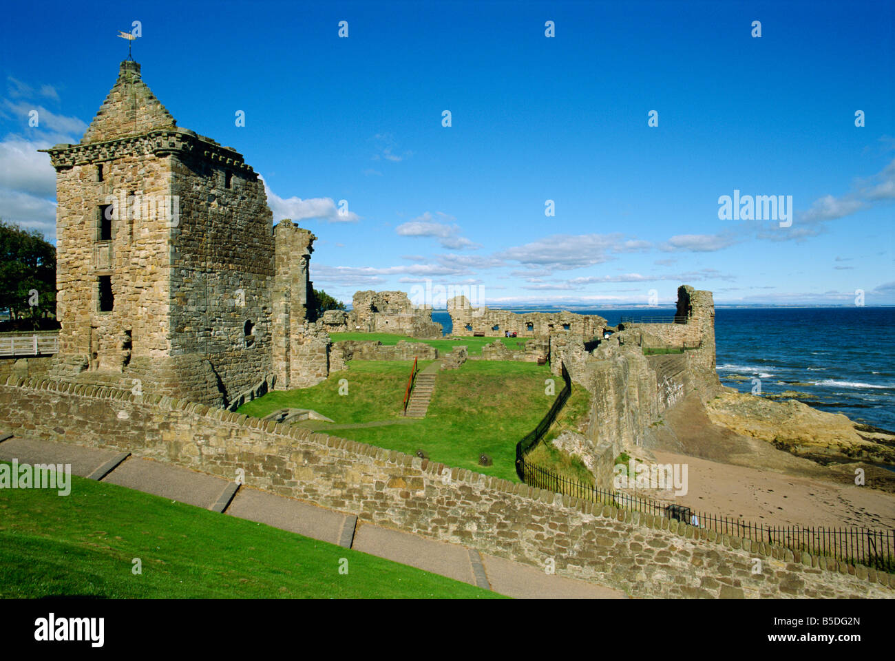 Oldest castle in scotland hi-res stock photography and images - Alamy