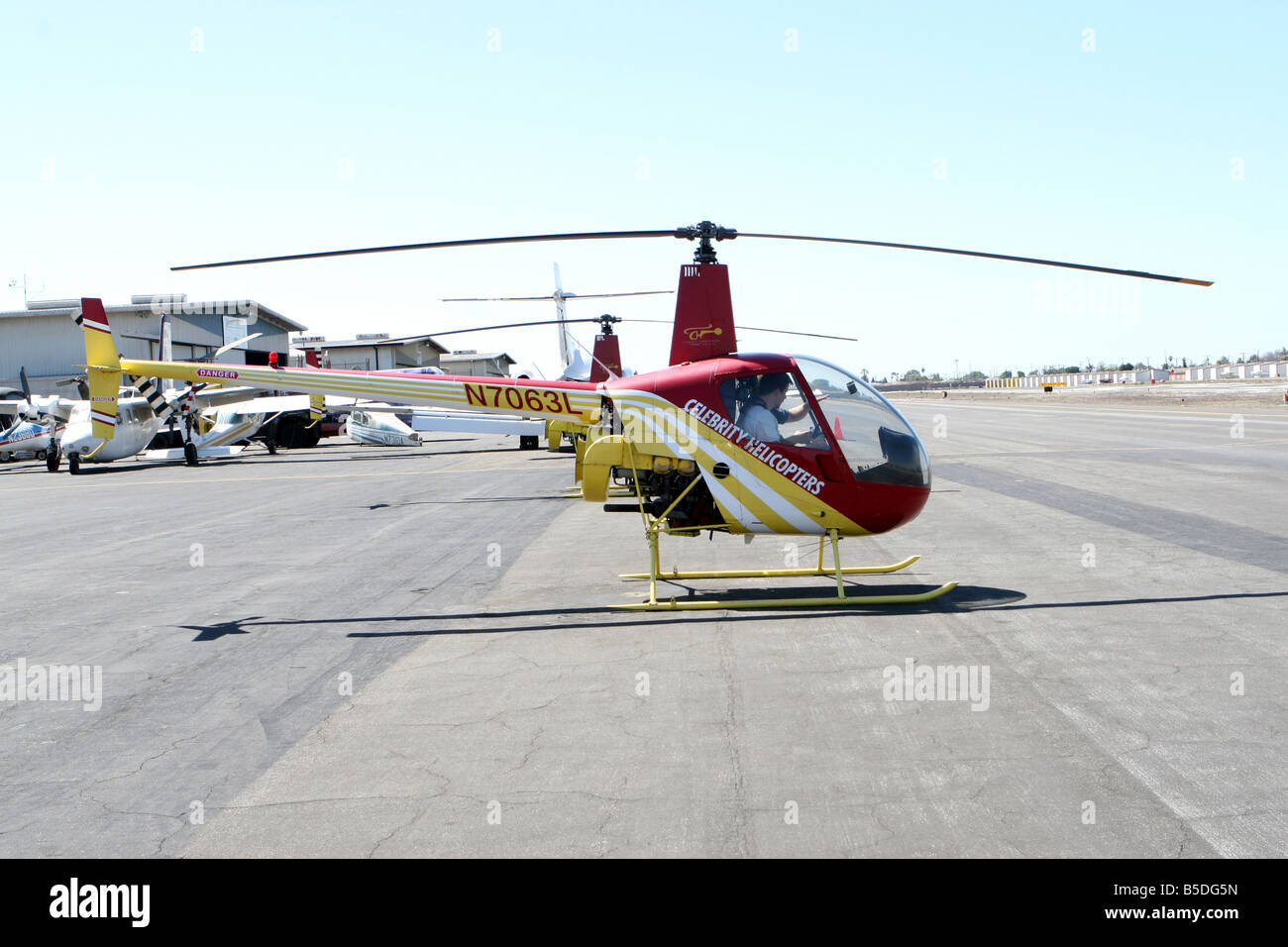 African helicopters hi-res stock photography and images - Alamy