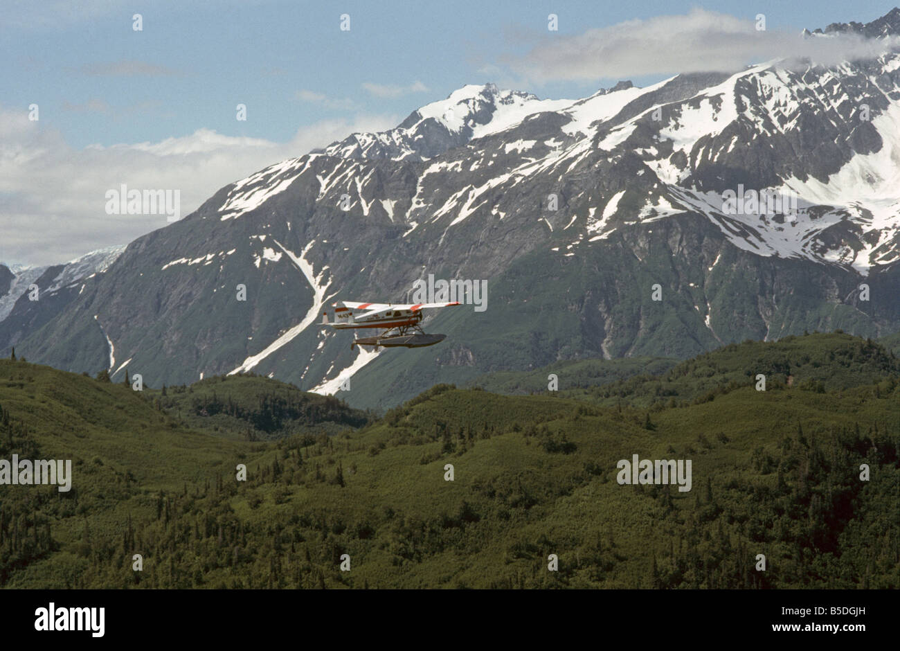 Float bush plane pilot alaska range flying hi-res stock photography and ...