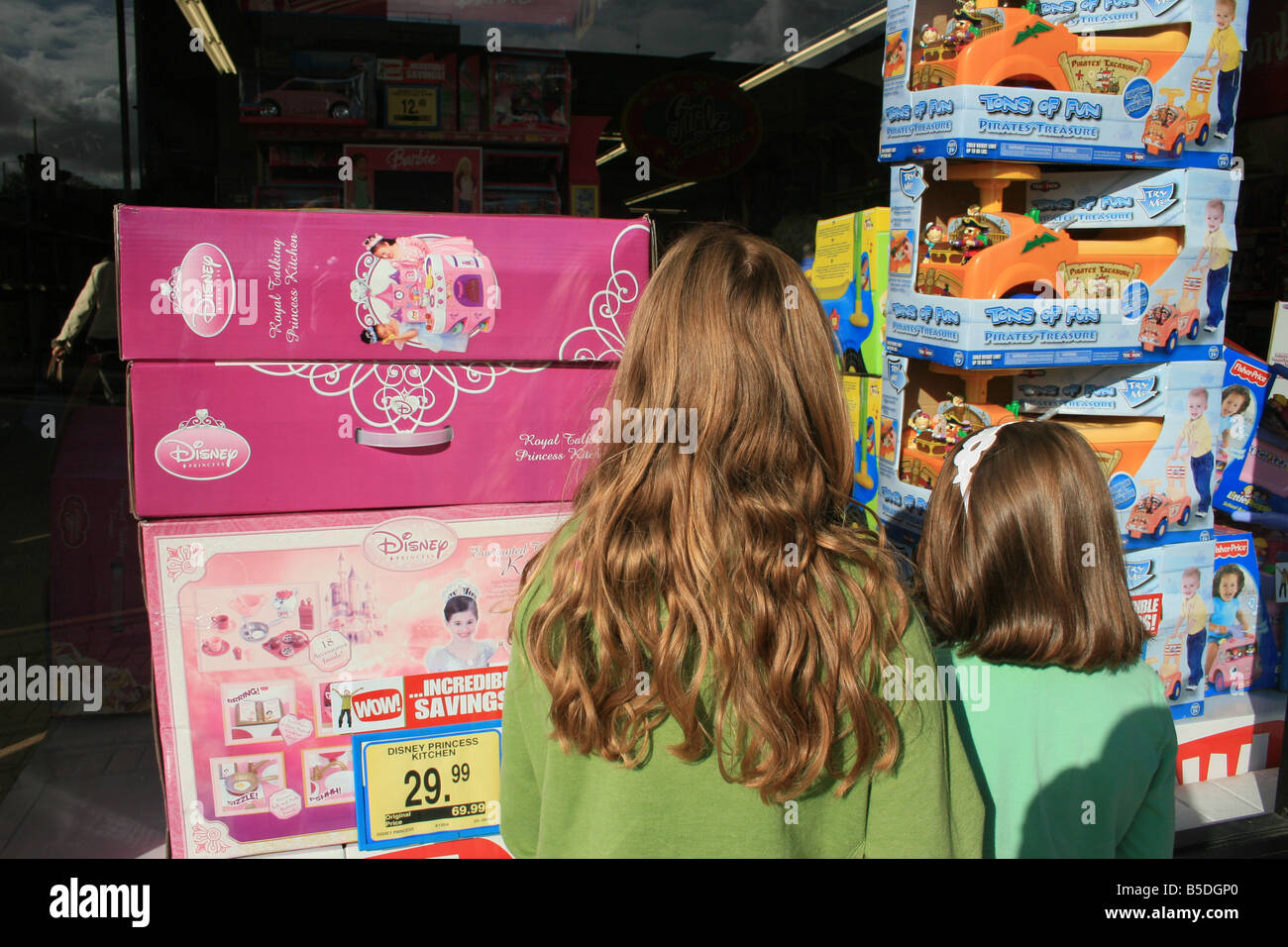 Children window shopping hi-res stock photography and images - Alamy