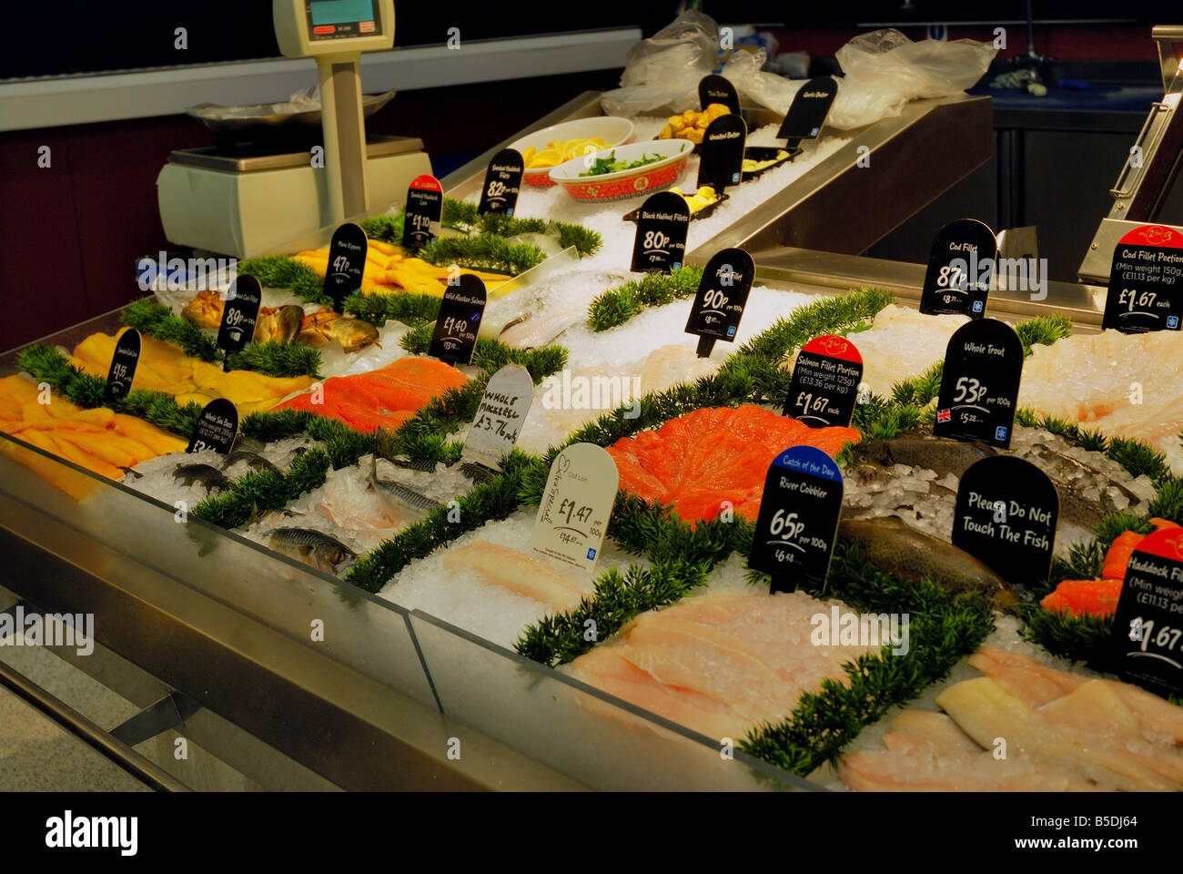 Supermarket fish counter uk hi-res stock photography and images - Alamy