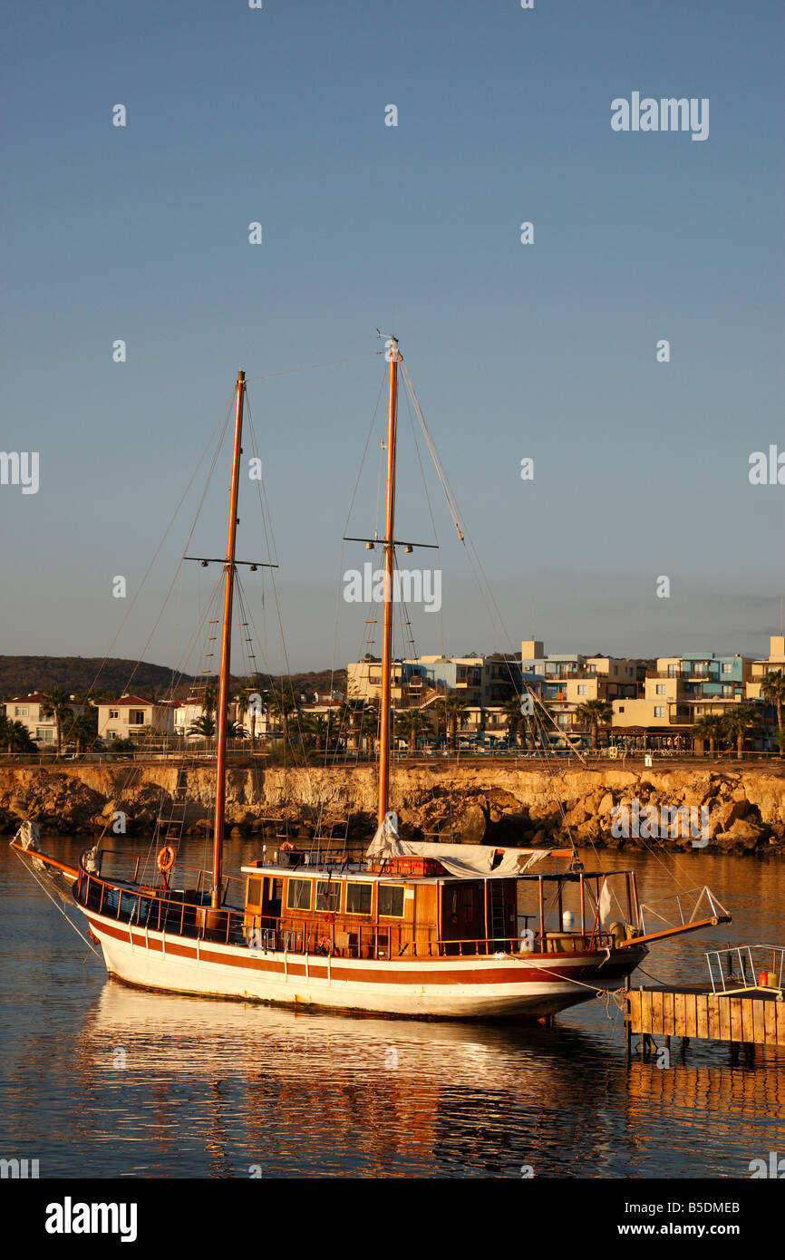 Traditional greek boat hi-res stock photography and images - Alamy
