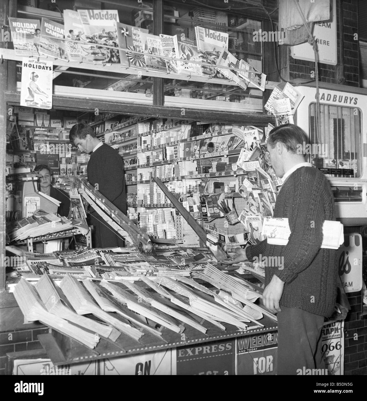 1960s shop assistants hi-res stock photography and images - Alamy