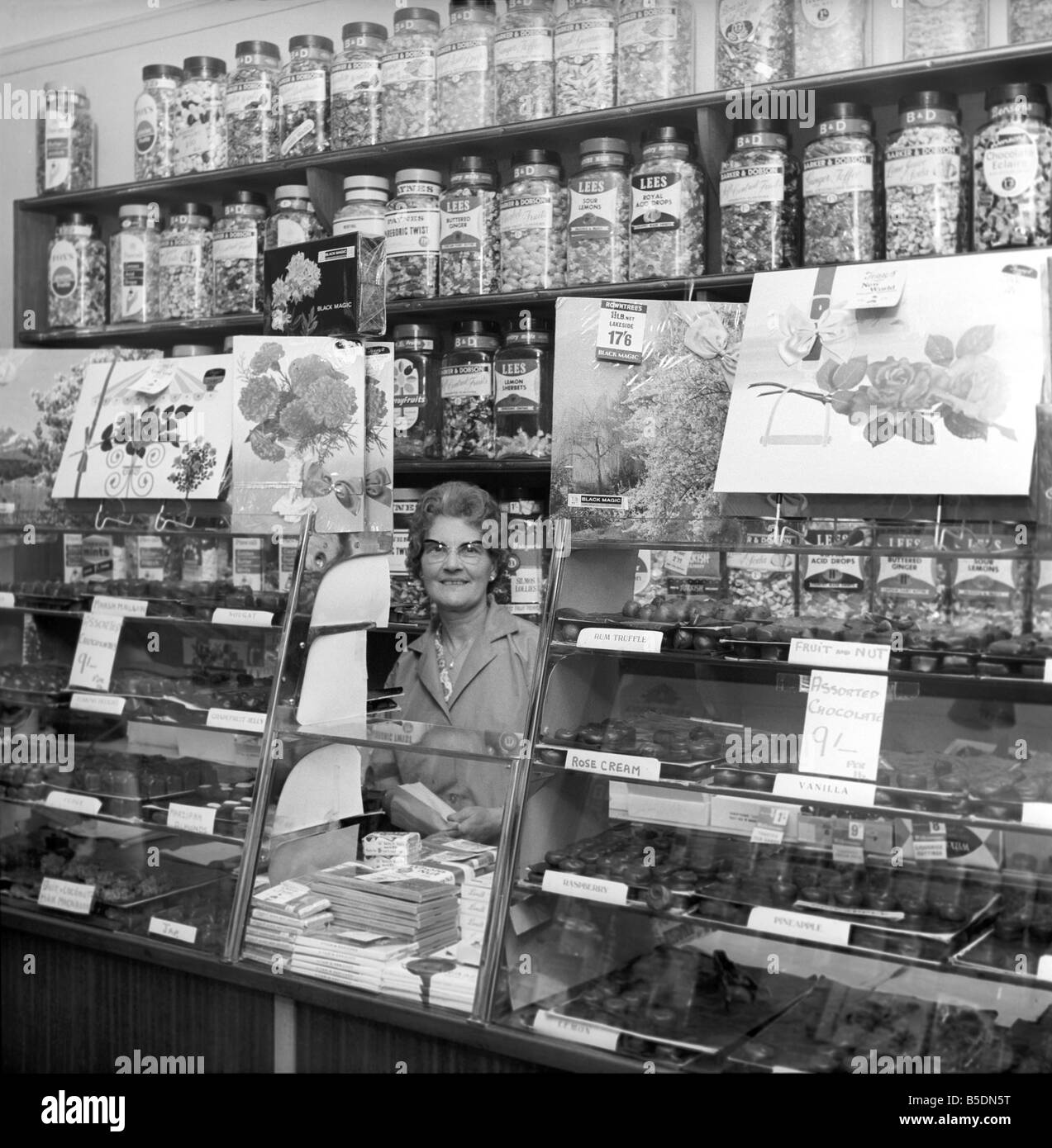 1960s shop assistants hi-res stock photography and images - Alamy