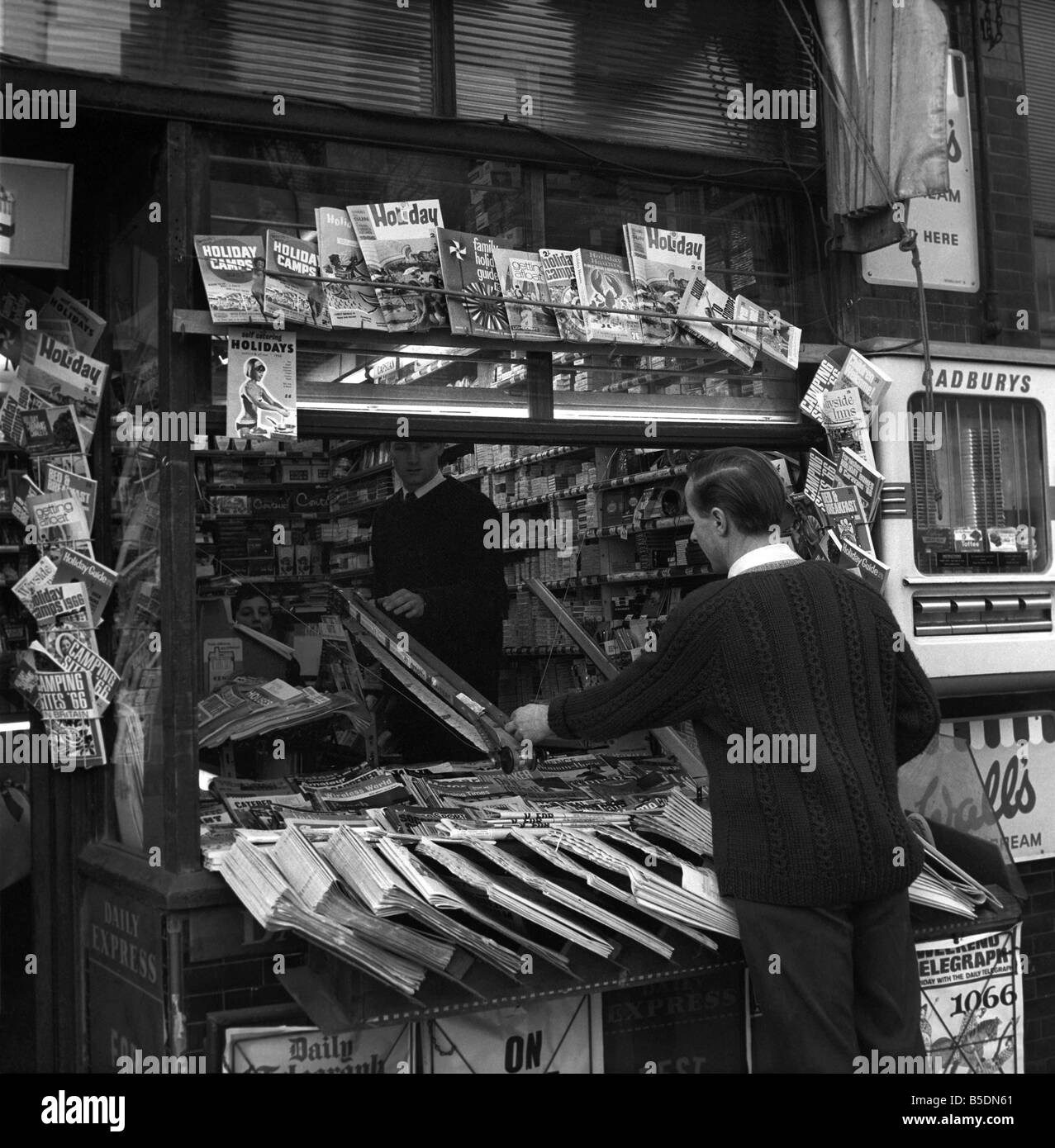 1960s shop assistants hi-res stock photography and images - Alamy