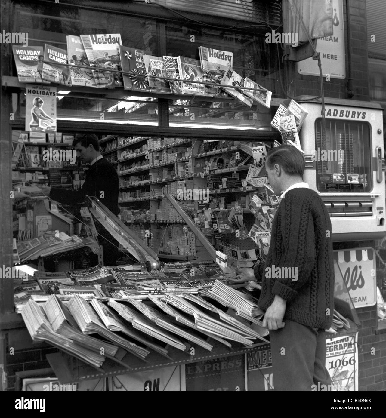 1960s shop assistants hi-res stock photography and images - Alamy