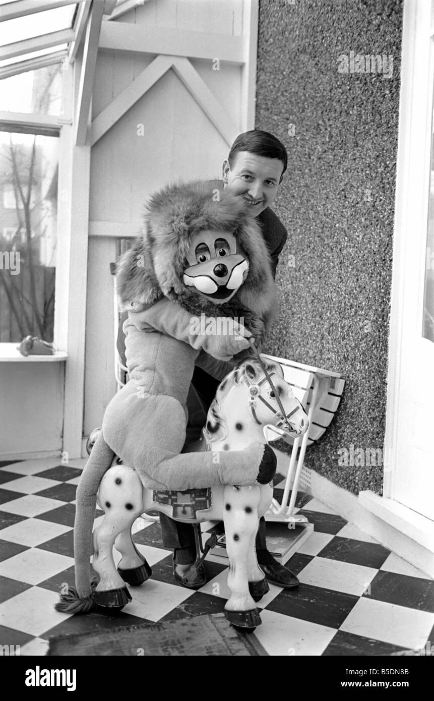 Terry Hall with Lenny the lion seen here at home. 1960 A1226-013 Stock ...