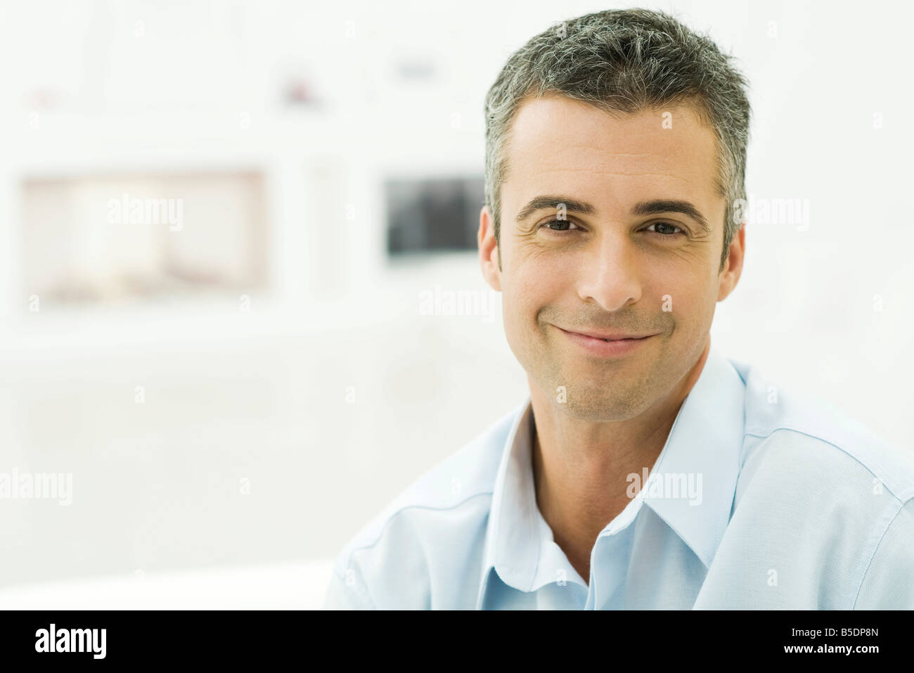 Man smiling at camera, portrait Stock Photo - Alamy