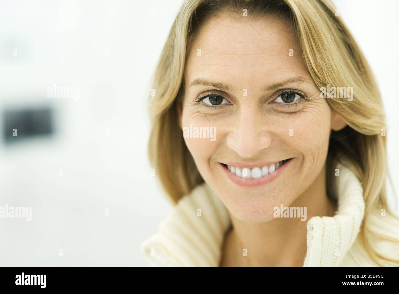 Woman smiling at camera, portrait Stock Photo - Alamy