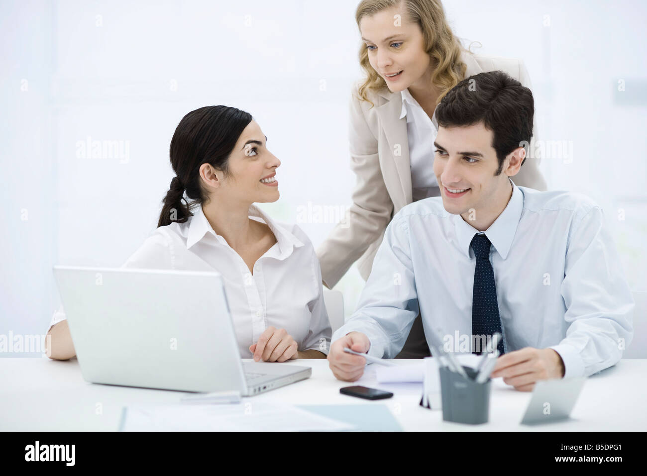 Co workers around computer hi-res stock photography and images - Alamy