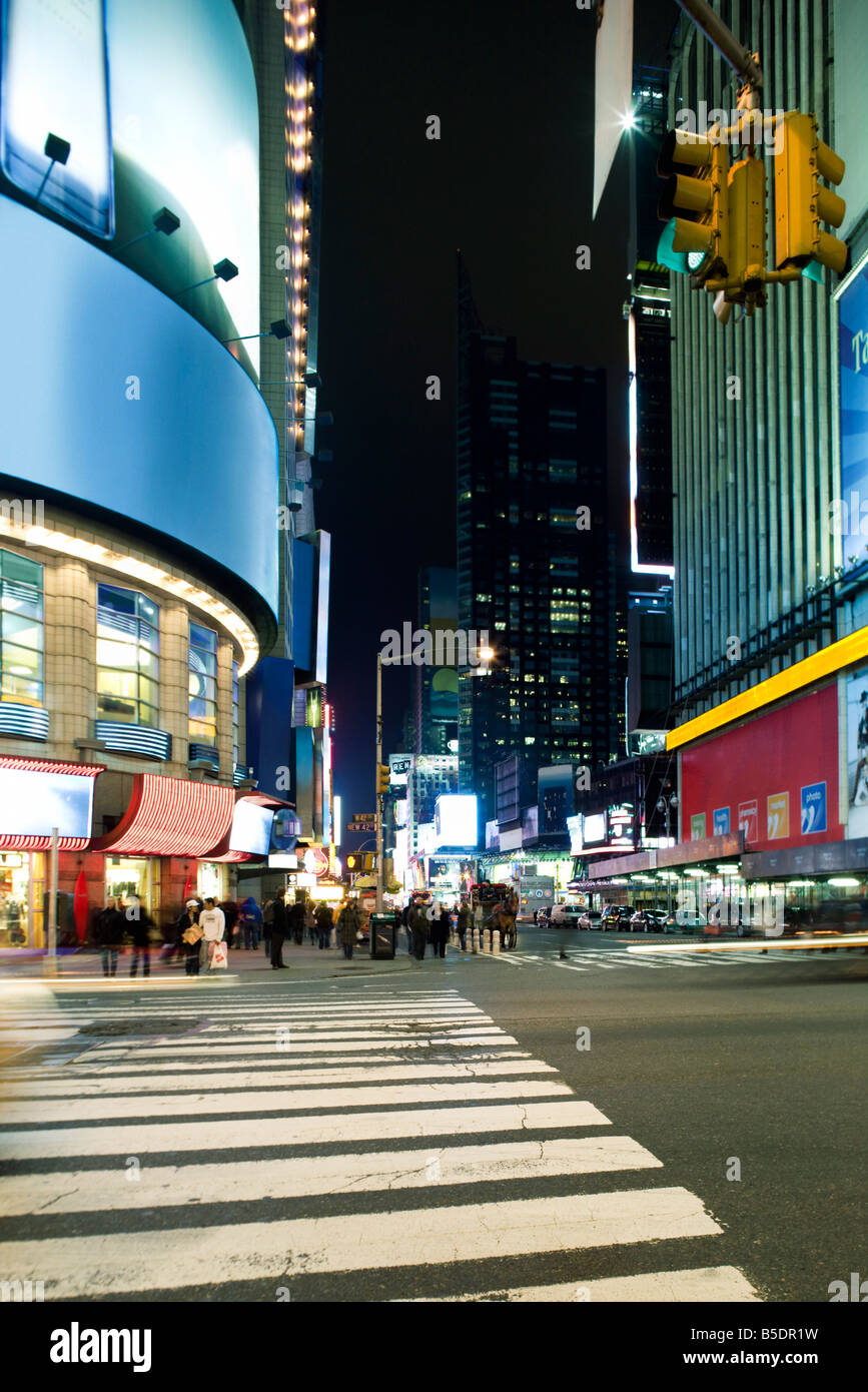 Night crowd crosswalk nyc pedestrian hi-res stock photography and ...