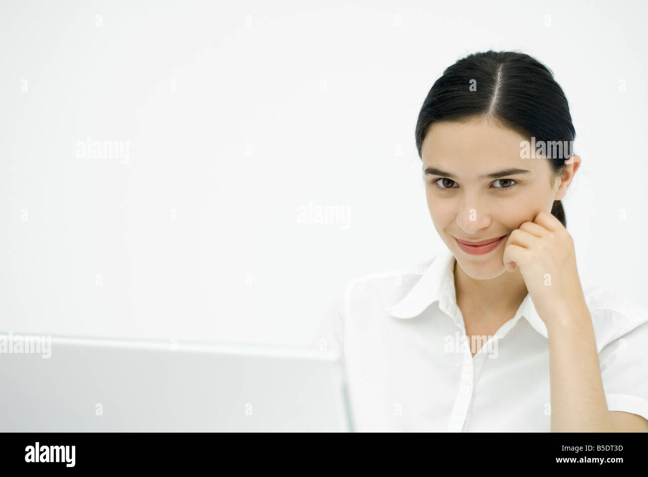 Young woman leaning on elbow, smiling at camera Stock Photo - Alamy