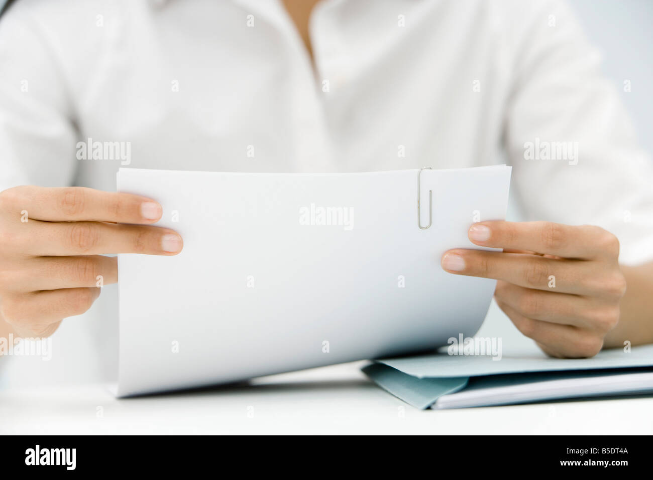 Paper clips holding hands hi-res stock photography and images - Alamy